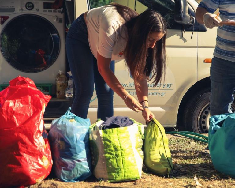 Ithaca Laundry: Η κινητή μονάδα πλυντηρίων για αστέγους είναι πολλά παραπάνω από αυτό | BOVARY